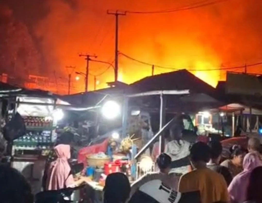 Kebakaran Hebat Hanguskan Ratusan Kios di Pasar Bojong, Petugas Berjibaku Hingga Dini Hari