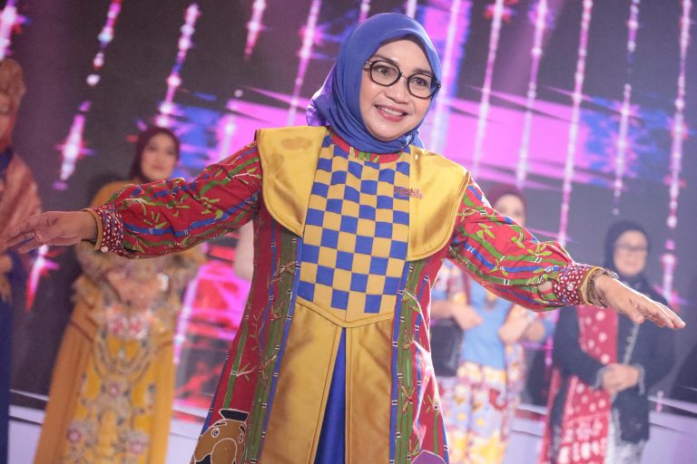 Batik Bekasi Curi Perhatian di Fashion Show APEKSI 2025