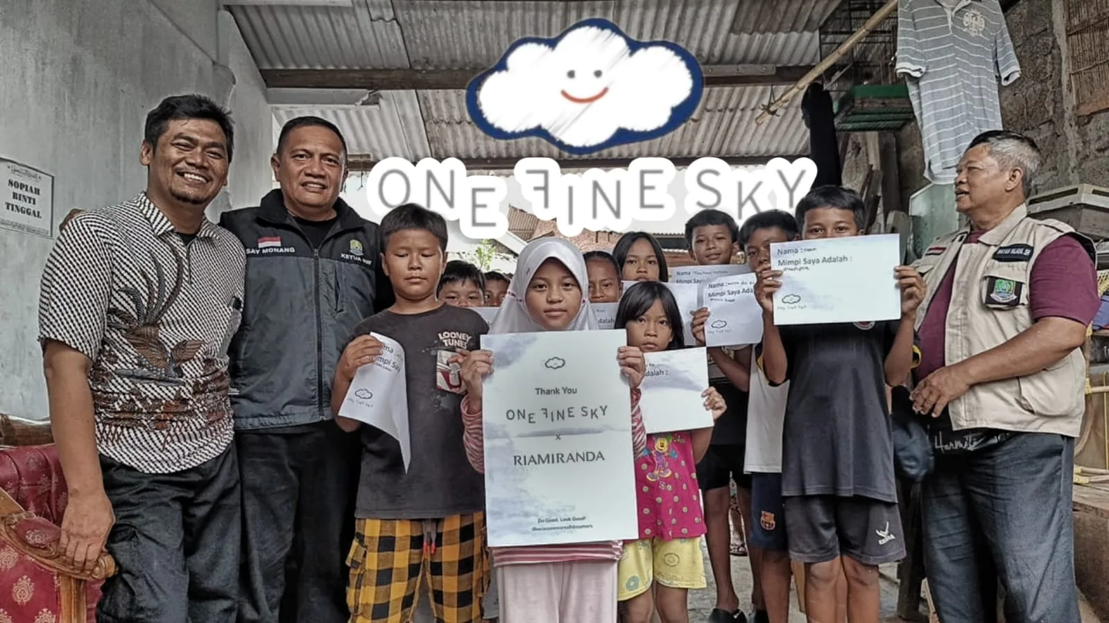 One Fine Sky Salurkan 108 Set Seragam Sekolah untuk Siswa Korban Banjir ...