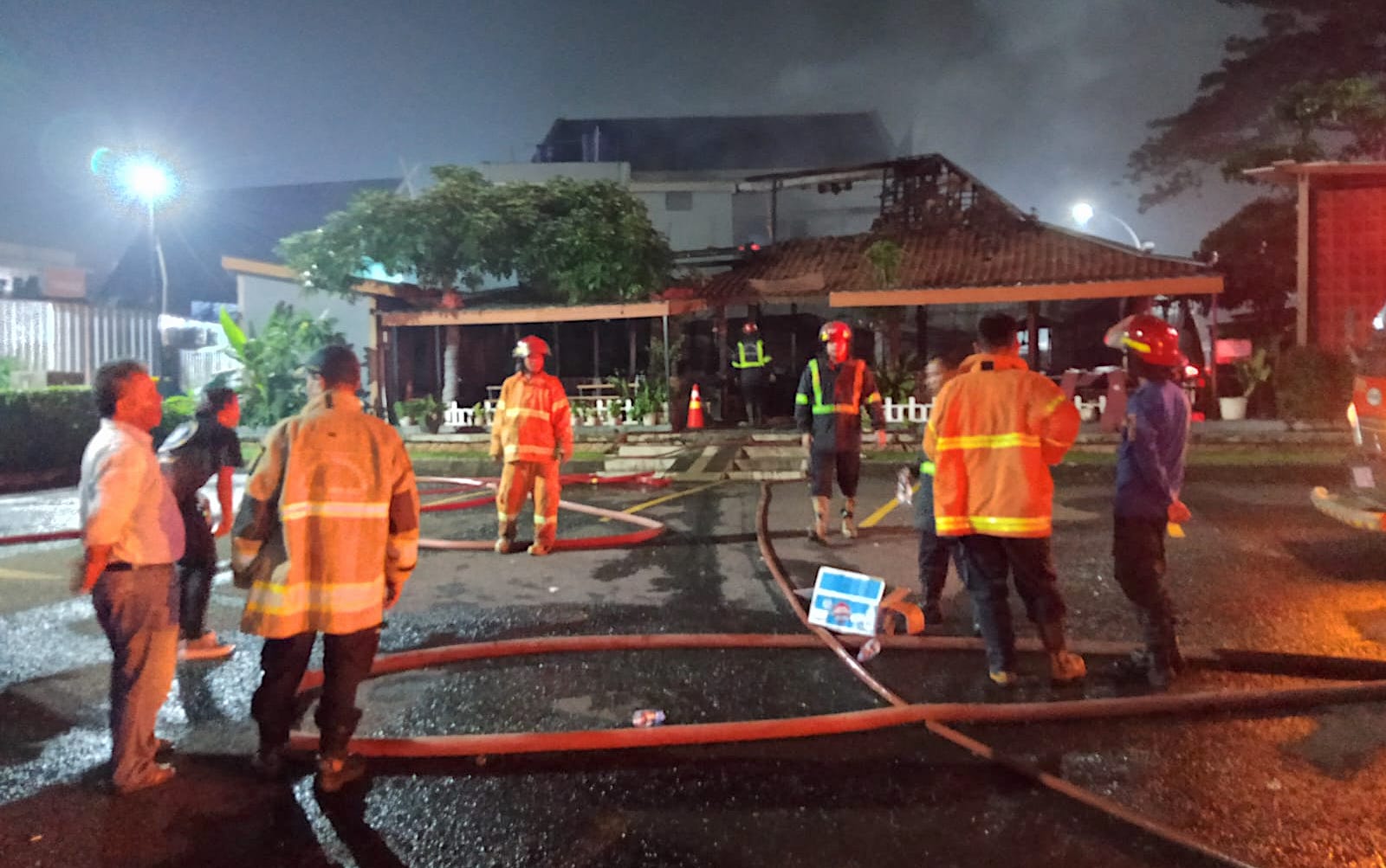 Restoran Bali Ndeso Grand Wisata Bekasi Terbakar, Ledakan Gas Diduga ...