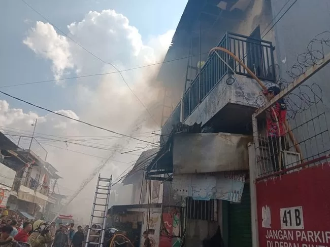 Kebakaran Rumah di Koja, Bocah 12 Tahun Terluka Akibat Lompat dari Lantai Dua